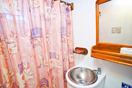 Aida Maria Yacht - Earthbound Adventures